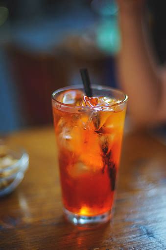 나무 테이블 Aperol 분출 및 탄산수에 전통적인 음료 상쾌 0명에 대한 스톡 사진 및 기타 이미지 0명 과일 러시아