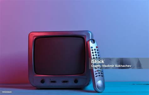 빨간 파란색 네온 빛에 Tv 리모컨오래된 Tv 수신기 복고풍 의 물결 미디어 리모콘에 대한 스톡 사진 및 기타 이미지 리모콘
