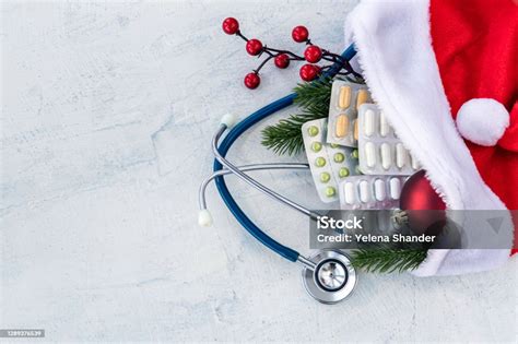 산타 클로스 모자와 정제 또는 흰색 질감 배경에 청진기와 빨간 크리스마스 공을 알약 공간을 복사합니다 크리스마스에 대한 스톡 사진 및 기타 이미지 Istock