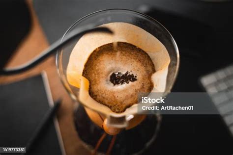 커피 양조를위한 Chemex 커피 Chemex는 커피 메이커와 물방울 주전자 위에 쏟아져 나옵니다 0명에 대한 스톡 사진 및 기타 이미지 Istock