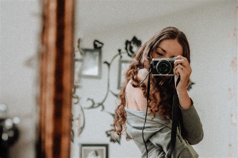 8 Best Instagram Selfie Poses Level Up Your Selfie Game Fotor