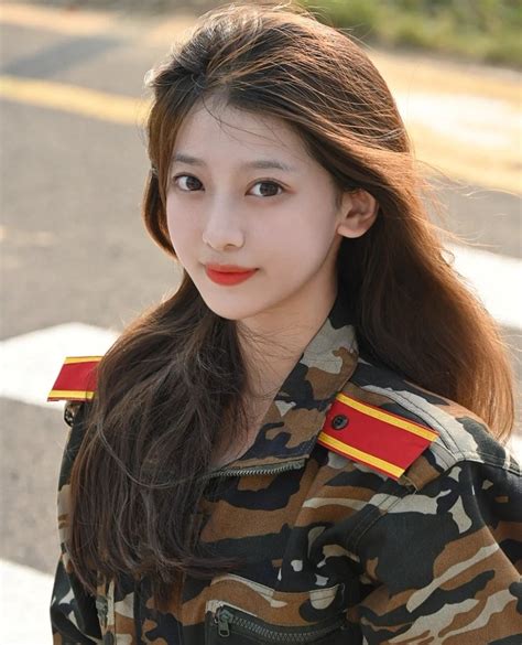 星辰大海 On Twitter 发一张军训的照片应应景！自我感觉又飒又美🤩，大家觉得呢？