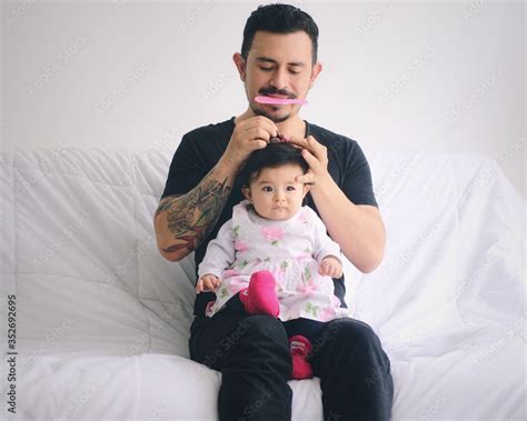 Fotografia Do Stock Joven Padre Peinando El Cabello De Su Bebé Padre