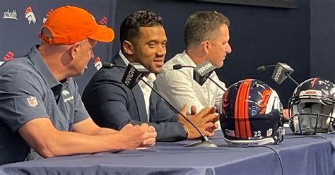 Russell Wilson Gets Five Year 245m Extension From Broncos Cbs Colorado