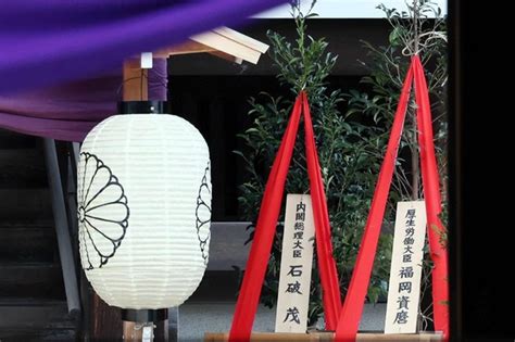 日本首相石破茂向靖国神社供奉祭品，我外交部提醒“谨言慎行”腾讯新闻