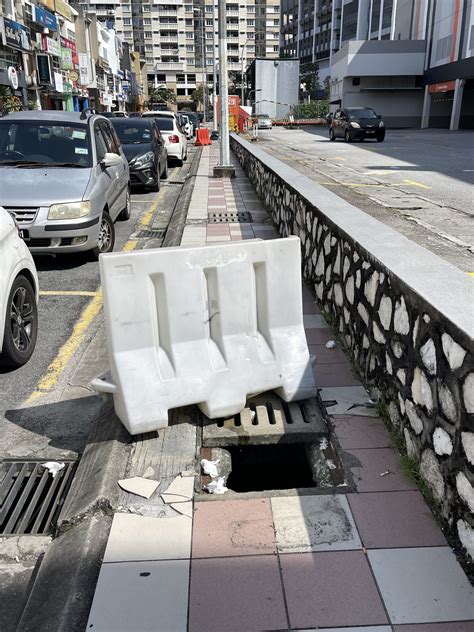 轿车险掉入排水沟 渠盖被偷险象环生 地方 都市动态