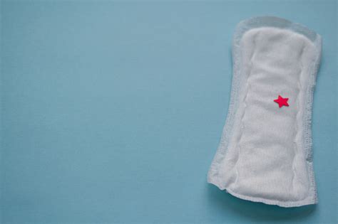 화이트 데일리 생리 여성 패드 위생 또는 혈액 기간 혈액 분비의 상징으로 빨간 별 여성의 건강 생리 Pms 기간 부인과 생리 주기의 개념 0명에 대한 스톡 사진 및 기타