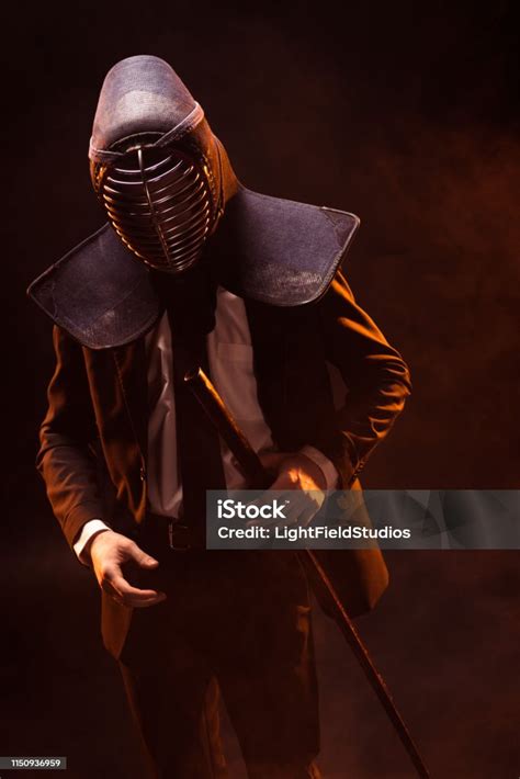 검도 전투기에 공식적인 착용과 헬멧을 들고 있는 대나무 검에 어두운 검도 무술에 대한 스톡 사진 및 기타 이미지 검도 무술 격투기 남자들만 Istock