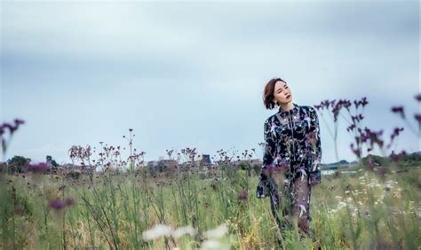 吕佳容夏日写真照曝光：身穿半透紫色薄纱长裙，裙子上绣着百鸟朝凤图 新闻资讯 高贝娱乐