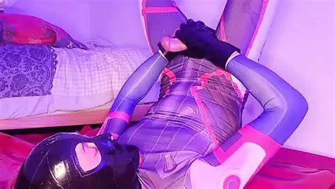 Latexcyberdoll 穿着 D Vah 角色扮演套装的乳胶手套边前和无高潮 Xhamster
