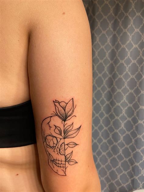 Skull And Flower Tattoo Pretty Skull Tattoos Feminine Skull Tattoos Skull Thigh Tattoos