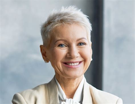 9 Elegant Pixie Cuts For Women Over 50 With Round Faces