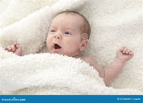 Bebé Desnudo Adorable Con Los Ojos Azules Mintiendo Encendido Imagen
