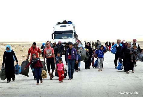 دفعة جديدة من النازحين السوريين تغادر مخيم الركبان إلى قراهم