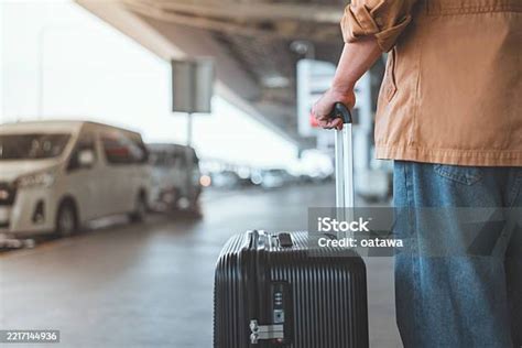 공항 밖에서 택시를 기다리는 여행 가방을 들고 서 있는 남성 여행자의 뒷모습 여행 개념 교통 및 여행의 시작 복사 공간 가방에 대한 스톡 사진 및 기타 이미지 Istock