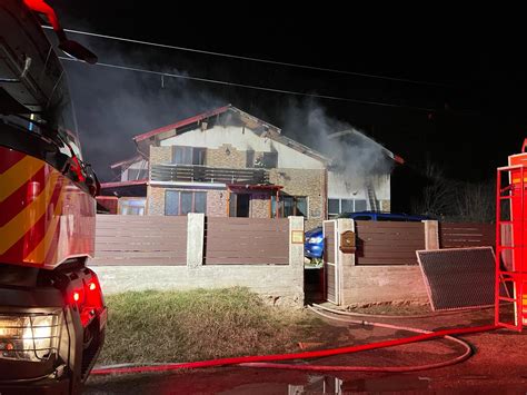 Incendiu violent azi noapte în Prahova O casă cu etaj a ars timp de