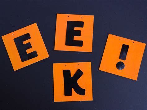 EEK DIY Halloween Banner Fun365