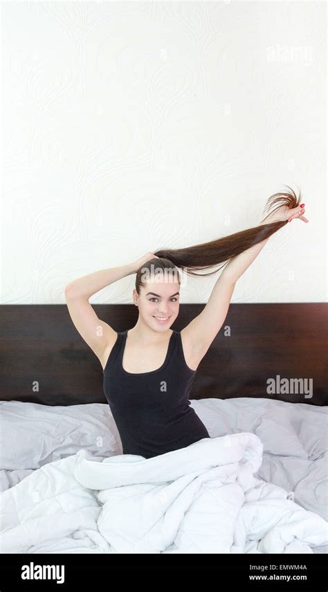 Schönes vorbildliches mädchen mit dem langen glänzenden haar Fotos und Bildmaterial in hoher