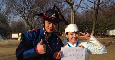 송지효·김윤성 인증샷 영화 신세계 300만 돌파