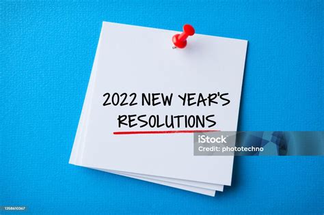 백색 스티커 노트 와 새해 2022 해상도 및 블루 배경에 빨간 푸시 핀 새해목표에 대한 스톡 사진 및 기타 이미지 새해목표