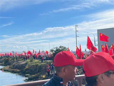 Apec現場直擊｜僑胞機場外集會歡送習近平 遭抗議者噴胡椒 星島日報
