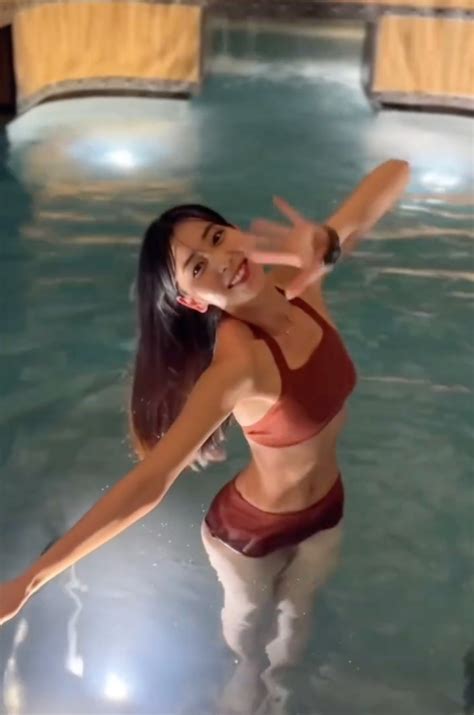 치어리더 목나경 수영장서 화끈한 비키니 자태 공개