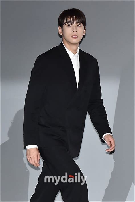 데시벨 차은우 첫 스크린 데뷔 지금 이 순간 자체가 뜻깊다 [md동영상] 아이돌24시 네이트 연예