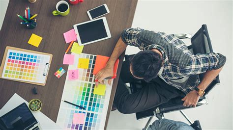 재무 그래프 차트를 읽는 사업가 색상 팔레트 인포그래픽 마케팅 데이터를 분석하는 계획 남자들은 사무실 책상에서 스마트폰 노트북을 사용한다 아시아 남자 사무실 회사 사업