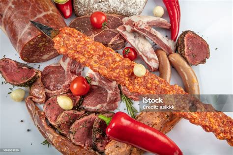 원시 절인된 양고기 갈비 소시지 소시지 스테이크 갈비는 흰색 바탕에 갈비 음식에 대한 스톡 사진 및 기타 이미지 갈비 음식