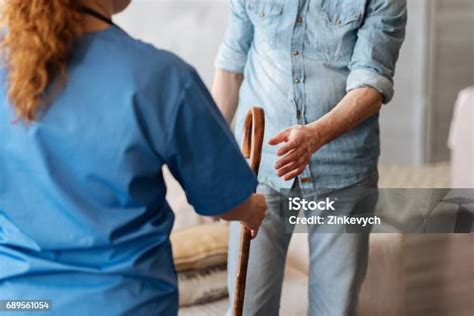 최선을 다하고 친절 의료 노동자 그녀의 환자에 게 지팡이 주는 간호사에 대한 스톡 사진 및 기타 이미지 간호사 건강 진단