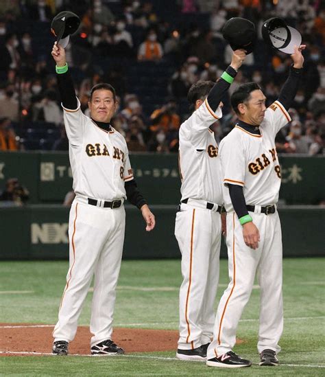＜巨・中（1）＞スタンドのファンに手を振る原監督（左） （撮影・森沢裕） ― スポニチ Sponichi Annex 野球
