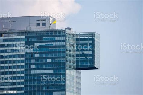 비엔나에 있는 Izd 타워 건물의 유리 외관에 Ernst Amp Young Global Limited 또는 단순히 Ey의 로고