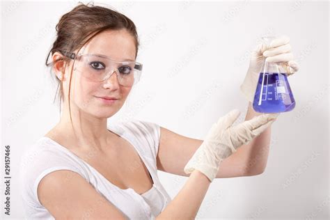 Attraktive Chemikerin Chemie Labor Experiment Stock Foto Adobe Stock