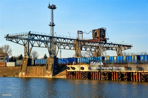 강 항구에 있는 오래된 갠트리 크레인 적재를 기다리는 빈 철도 차량 맑은 날 푸른 하늘 맑은 강물 객차에 대한 스톡 사진 및 기타 이미지 Istock