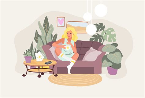 여자는 커피를 마신다 혼자 소파에서 쉬고 있는 소녀 뜨거운 음료를 마시는 만화 플랫 스타일의 젊은 여성 집에서 소파에 앉아 있는