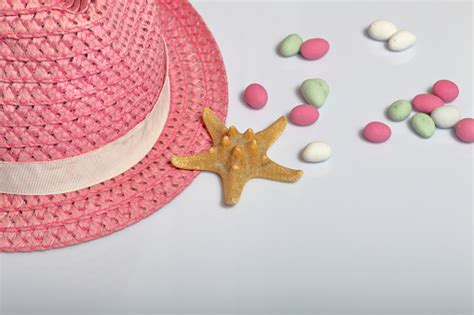 여름 휴가를 위한 액세서리 흰색 바탕에 모자 근처에 색깔의 자갈과 불가사리 0명에 대한 스톡 사진 및 기타 이미지 0명