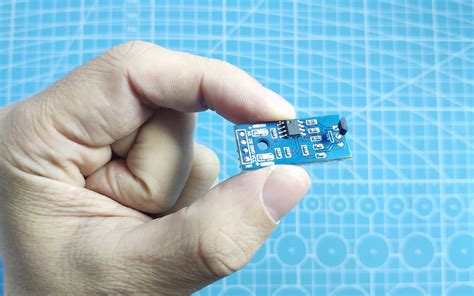 使用霍尔传感器，可以感应磁性物体，对比干簧管哔哩哔哩bilibili