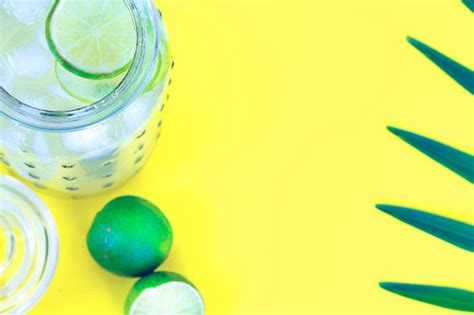 노란 배경에 항아리에 라임 슬라이스와 얼음 조각 차가운 신선한 레모네이드 음료 0명에 대한 스톡 사진 및 기타 이미지 0명 감귤류 과일 과일 Istock