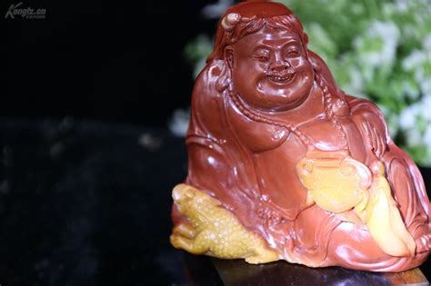 【图】这是多年前入库的寿山掘性带石皮的蜡烛红芙蓉摆件：刘海戏蟾！艳丽的蜡烛红！浓黄的蟾蜍和百岁牌！设计超一流，石种超一流，俏色巧雕超一流！带石