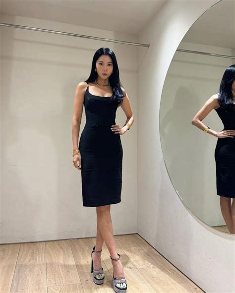 블랙 드레스 입은 오윤아 완벽 미시 몸매 유저방송 엠봉