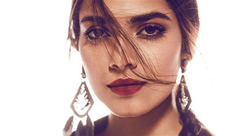Malavika Mohanan Wallpaper 4k Portrait Malayalam Actress