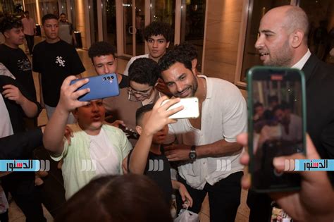 لحظات مميزة خالد النبوى وابنه فى العرض الخاص لمسرحية أهل الكهف