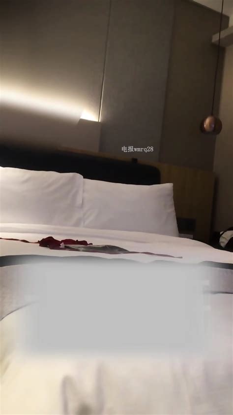真实勾搭同事妈妈的闺蜜，我本不想碰她，毕竟大我一轮有余，上次吃饭她问我借1000元打麻将说春节前还我到了日子未兑现承诺，果断约到酒店用自己的