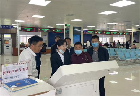 信阳市行政审批和政务信息管理局到潢川县政务服务大厅调研 部门动态 潢川新闻网 潢川县委县政府门户网站