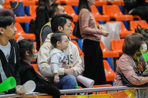 把握難得親子時間！蔣萬安曝一家5口照 3寶首度亮相「不哭也不鬧」 Ettoday政治新聞 Ettoday新聞雲