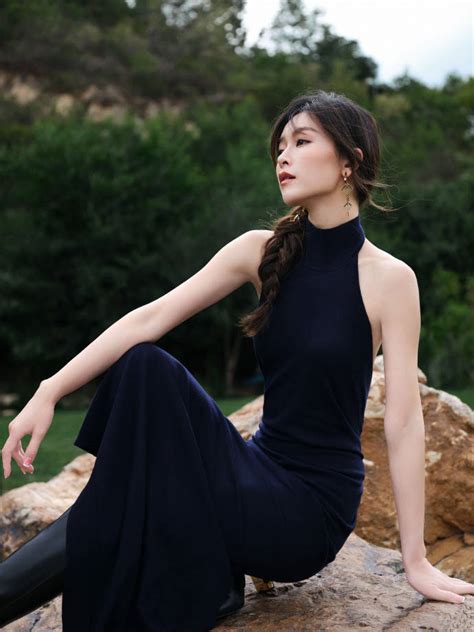 文咏珊麻花辫搭黑长裙超妩媚 大露美背狂秀好身材 搜狐大视野 搜狐新闻