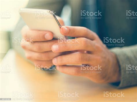 남자 입력 문자 메시지 20 29세에 대한 스톡 사진 및 기타 이미지 20 29세 2015년 30 39세 Istock