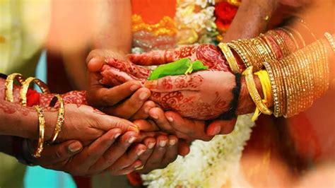 രണ്ടരക്കോടി സ്യൂട്ട്കേസിൽ ആഡംബര കാർ വാങ്ങാൻ 75 ലക്ഷം വരന് സ്ത്രീധനം ന