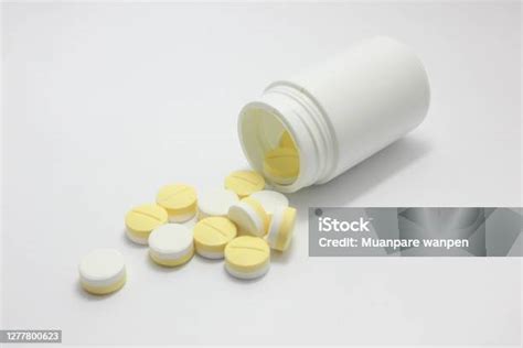 藥丸瓶將藥丸灑到白色背景上 白色背景的撲熱息痛醫學概念 照片檔及更多 一個物體 照片 一個物體 上癮 乙醯水楊酸 Istock