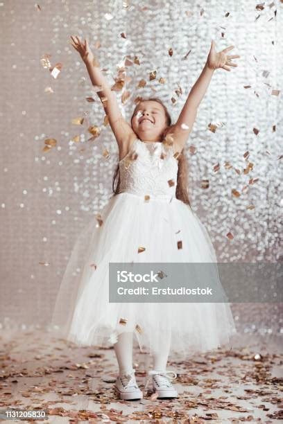 색종이 배경에 공주 드레스에 어린 아이 소녀 공주에 대한 스톡 사진 및 기타 이미지 공주 아이 개념 Istock